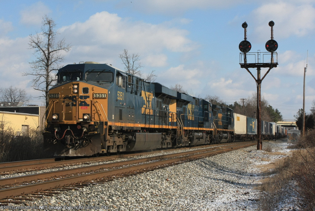 CSX 5351 and train Q033